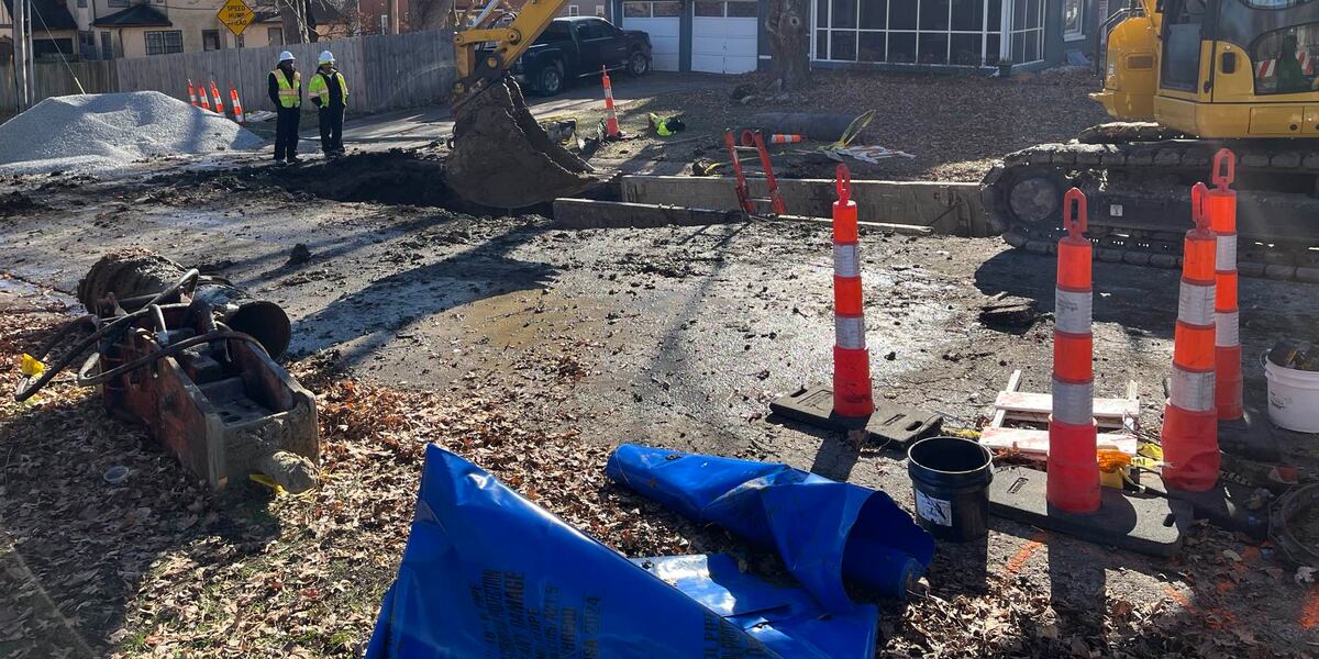 Drivers warned to avoid Waldo intersection after massive sinkhole appears Drivers warned to avoid Waldo intersection after massive sinkhole appears